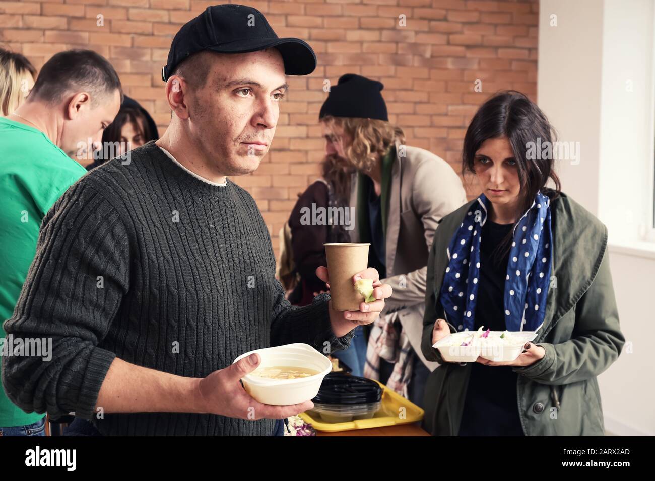Volunteers feeding homeless people hi-res stock photography and images ...