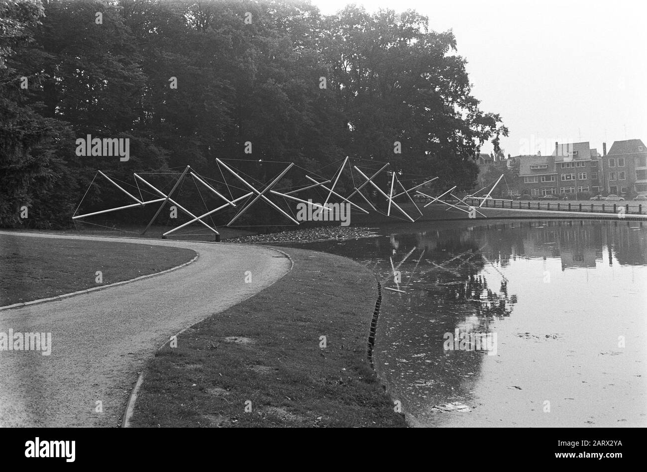 [modern art] sculpture in Black and White Stock Photos & Images - Alamy