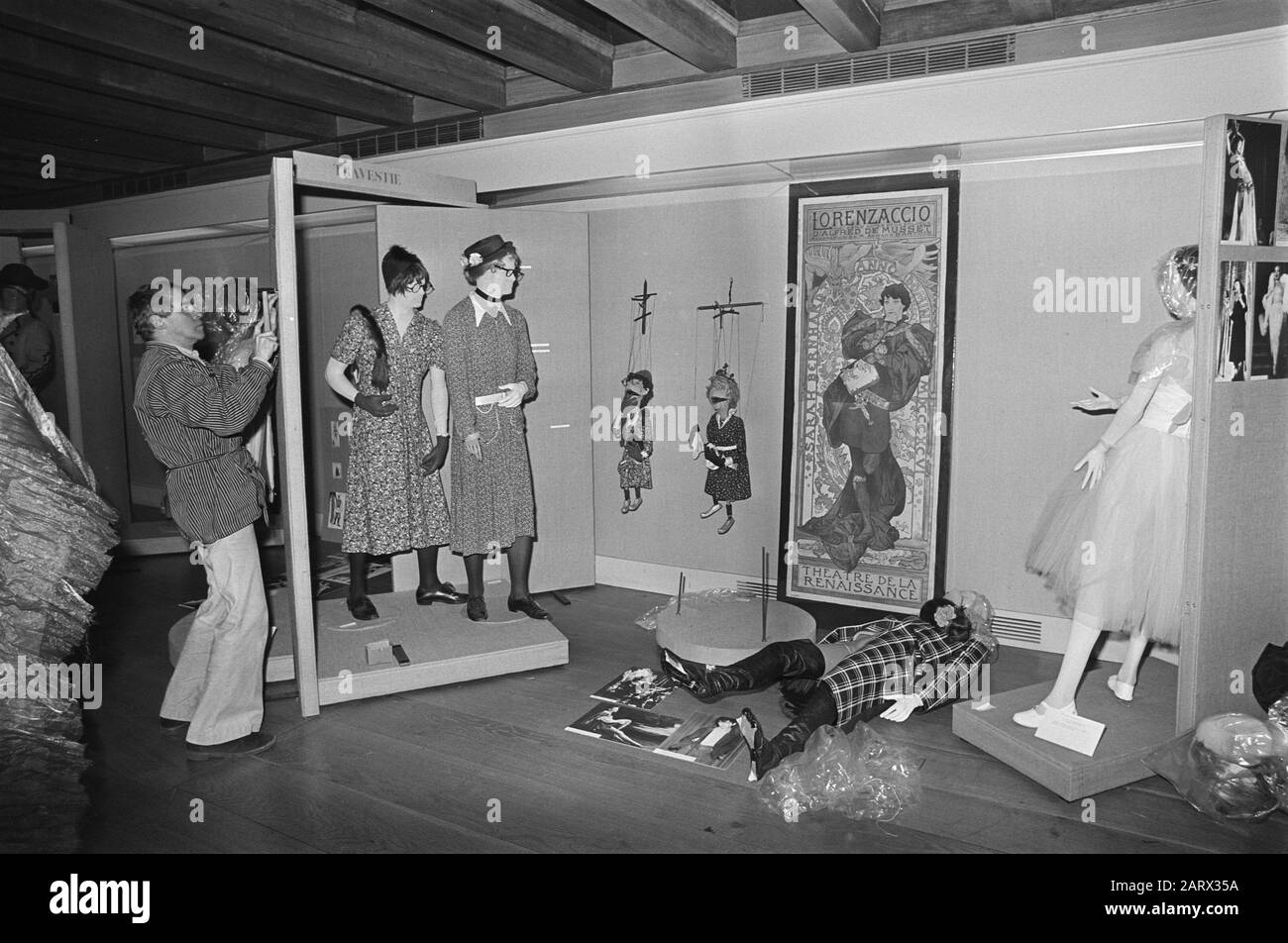 Compiler dop van schalkwijk busy setting up hi-res stock photography ...