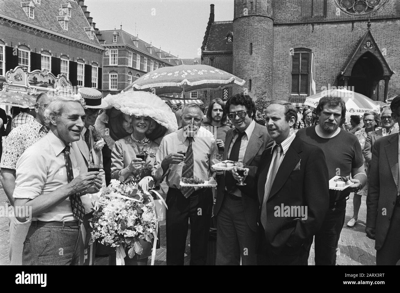 At the end of parliamentary year barbecue party at Binnenhof v.l.n.r ...