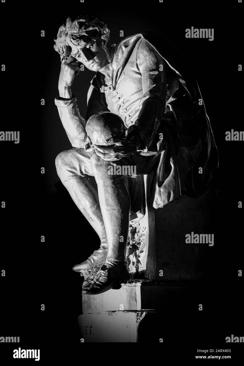 Hamlet shakespeare statue Black and White Stock Photos & Images - Alamy