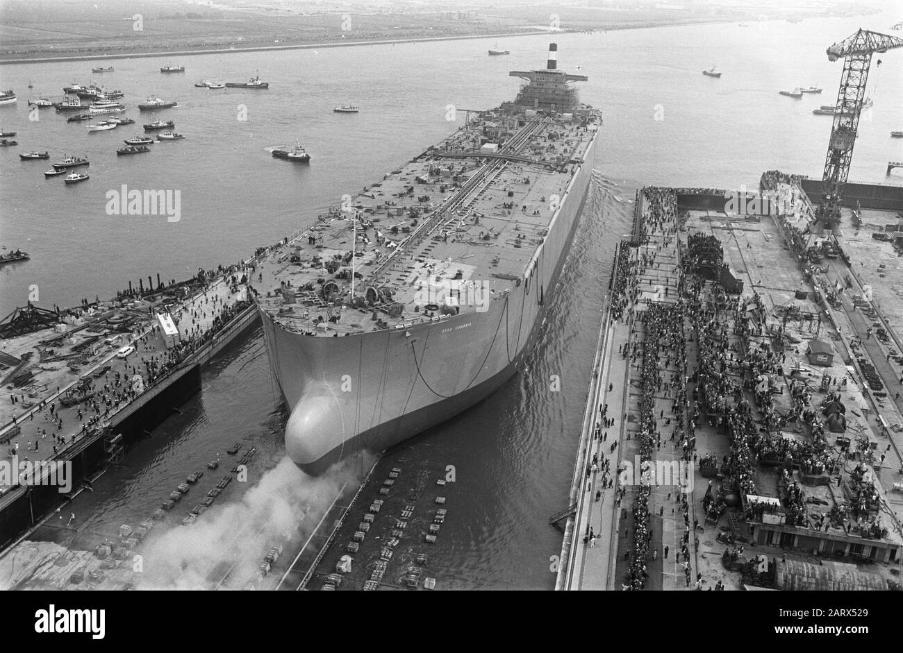 Tewaterlating tanker Esso Cambria at the yard of Verolme in Rozenburg ...