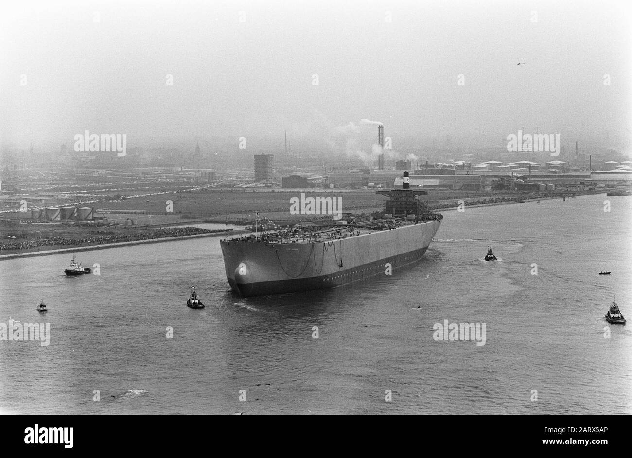 Tewaterlating tanker Esso Cambria at the yard of Verolme in Rozenburg ...