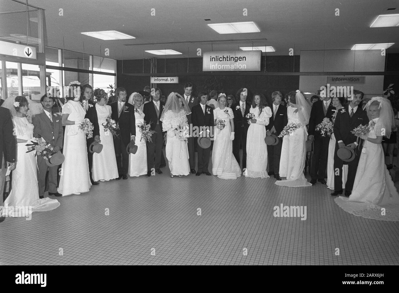 Ten wedding couples at Schiphol at the invitation of Congratulation ...