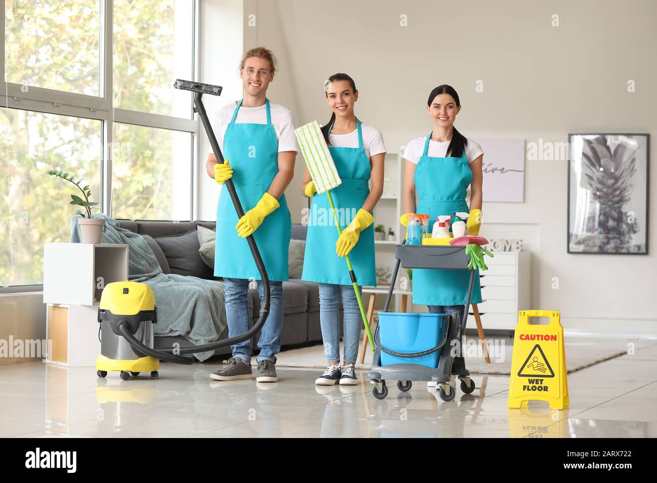 Team janitors cleaning room hi-res stock photography and images - Alamy