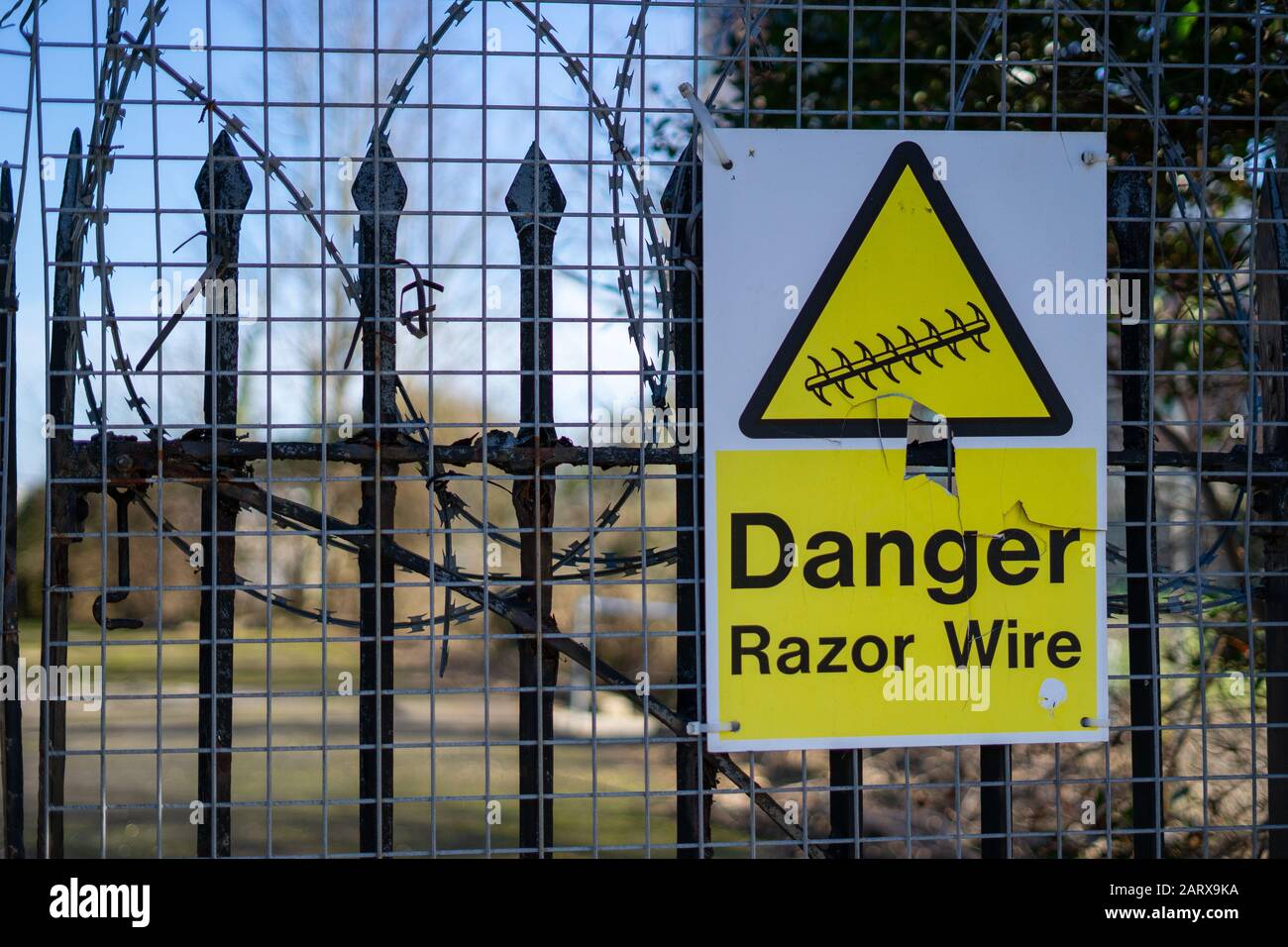 Warning razor wire hi-res stock photography and images - Alamy