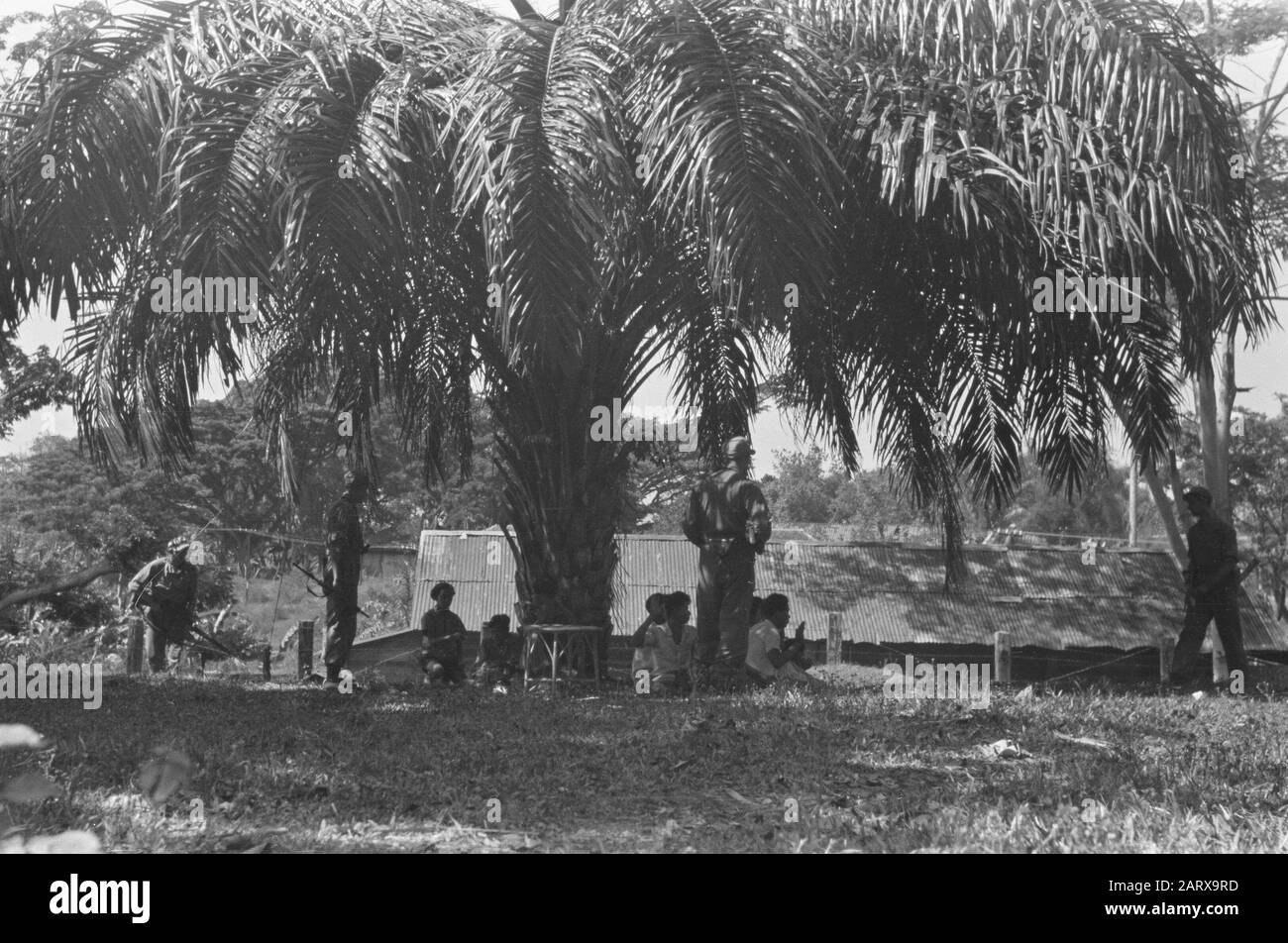 Palembangs TNI-soldiers who have been captured under a palm tree ...