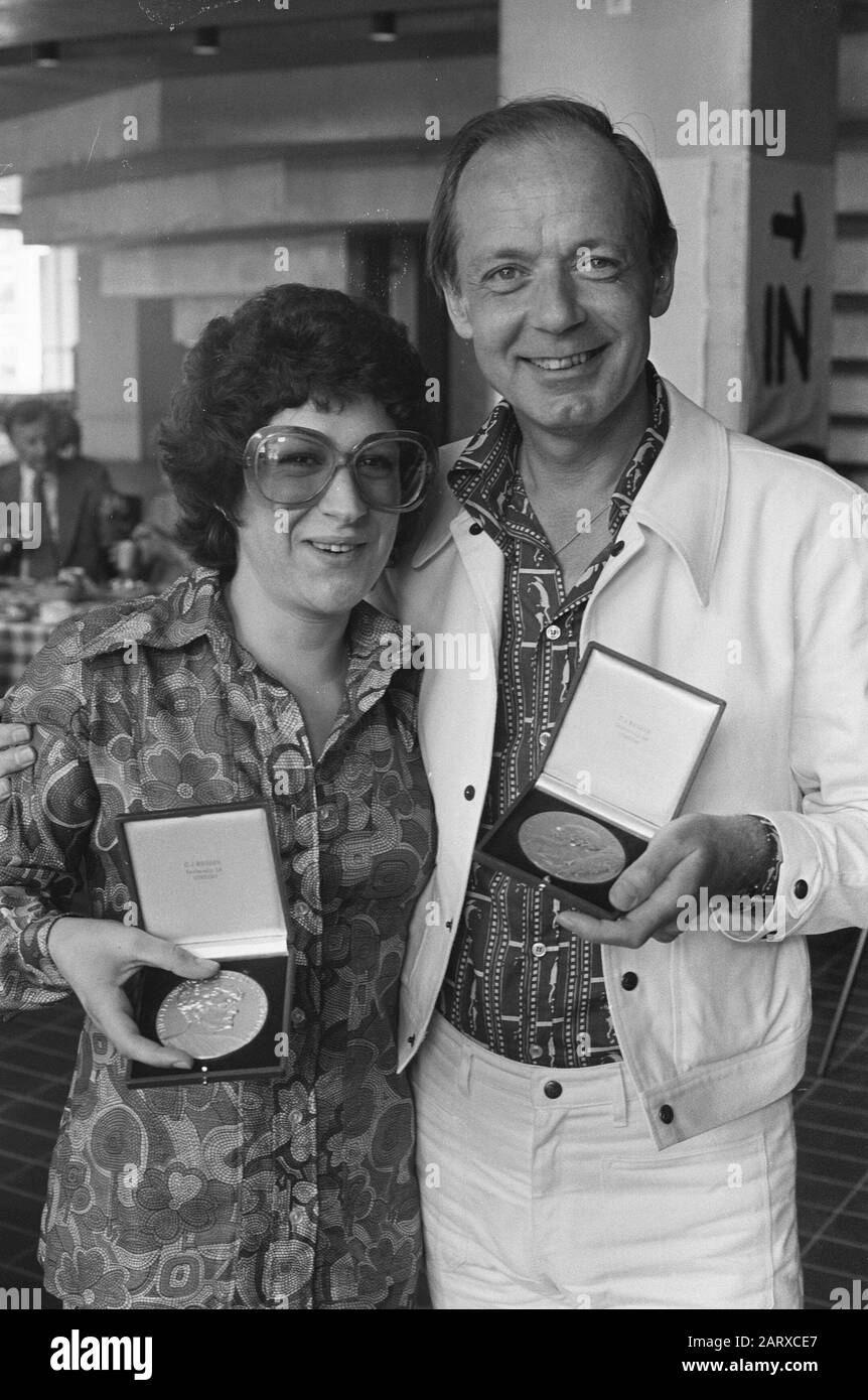 Theatre prizes awarded in Groningen Sacha Bulthuis en Seen Vroom (l ...