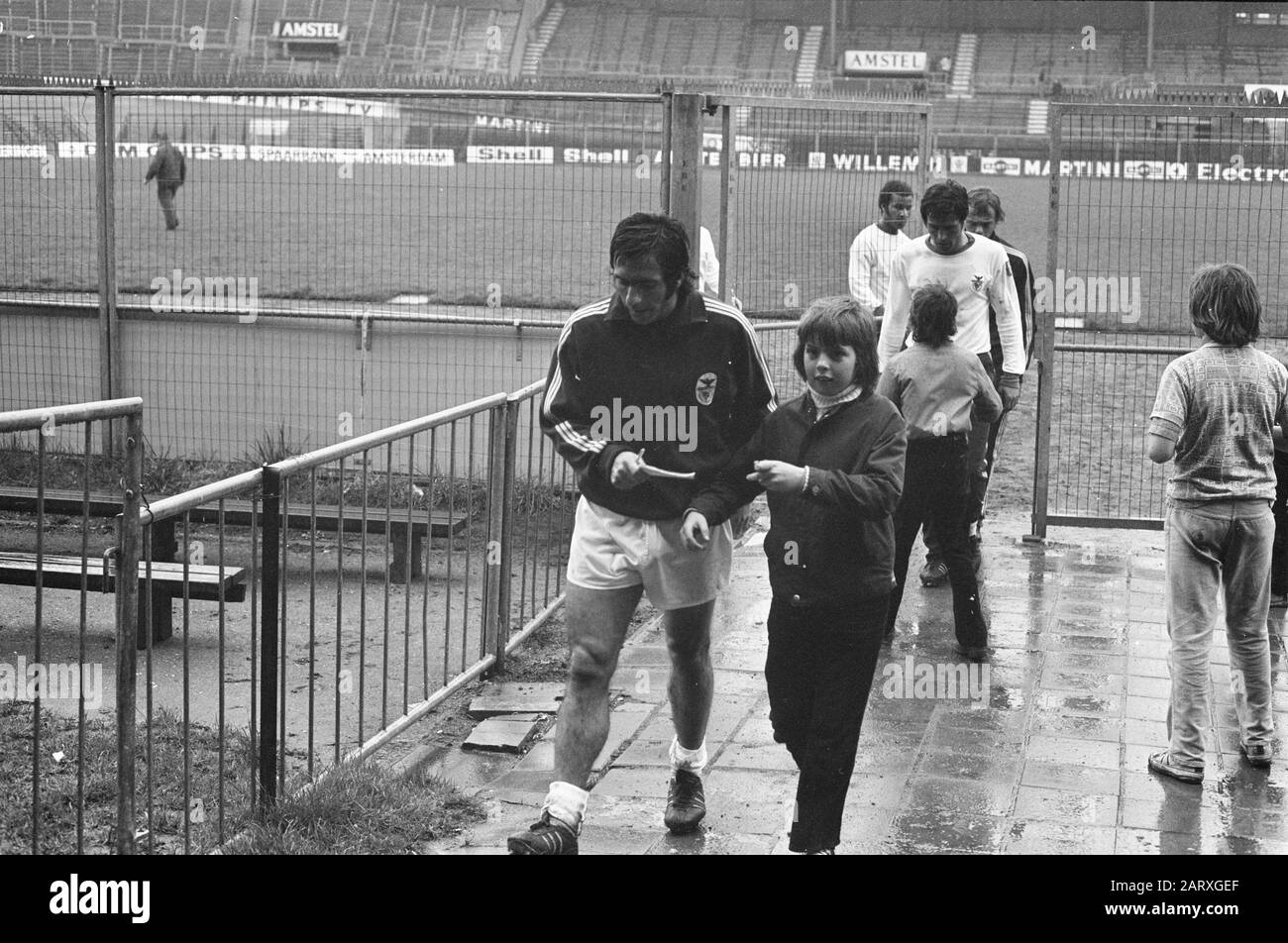 Training Benfica in Olympic Stadium; players leave the field Date ...