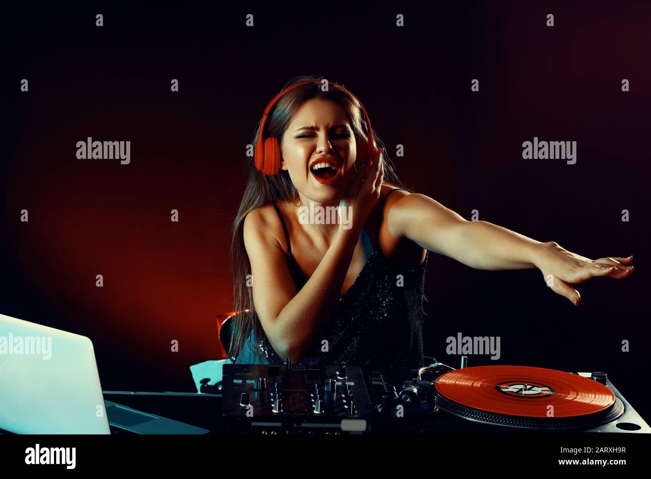 Black female disc jockey hi-res stock photography and images - Alamy