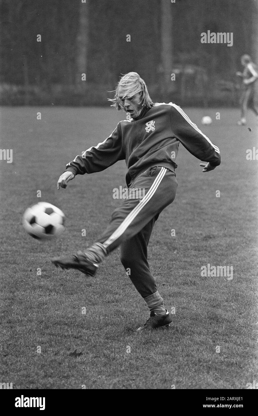 Training Dutch team in Zeist, Willy Brokamp Date: November 16, 1972 ...