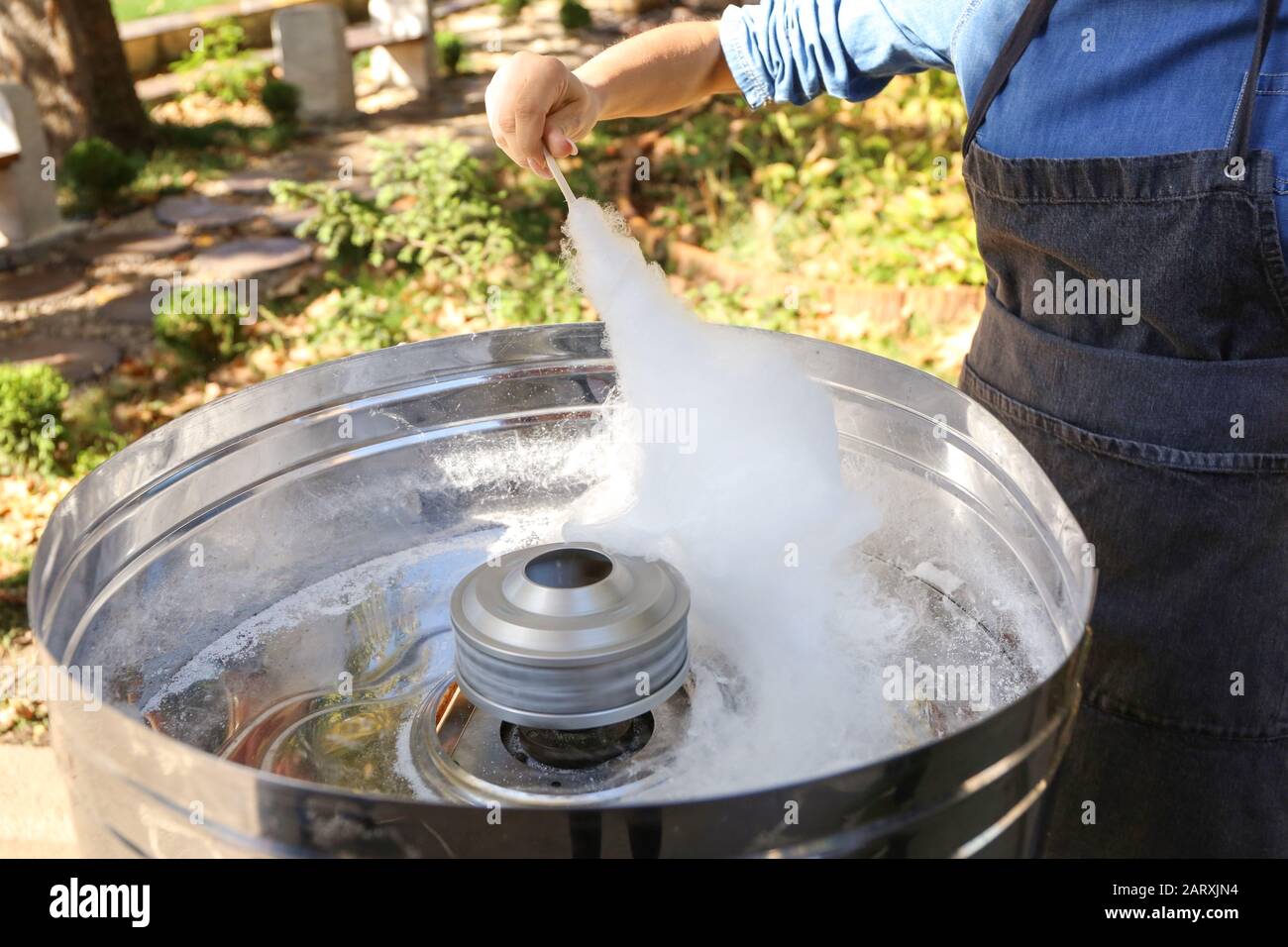 People making cotton candy hi-res stock photography and images - Alamy