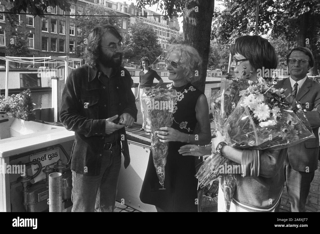 Alderman van Duijn connects the first houseboat to natural gas on the ...