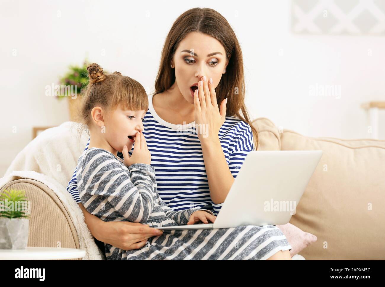 Parent child computer scared hi-res stock photography and images - Alamy