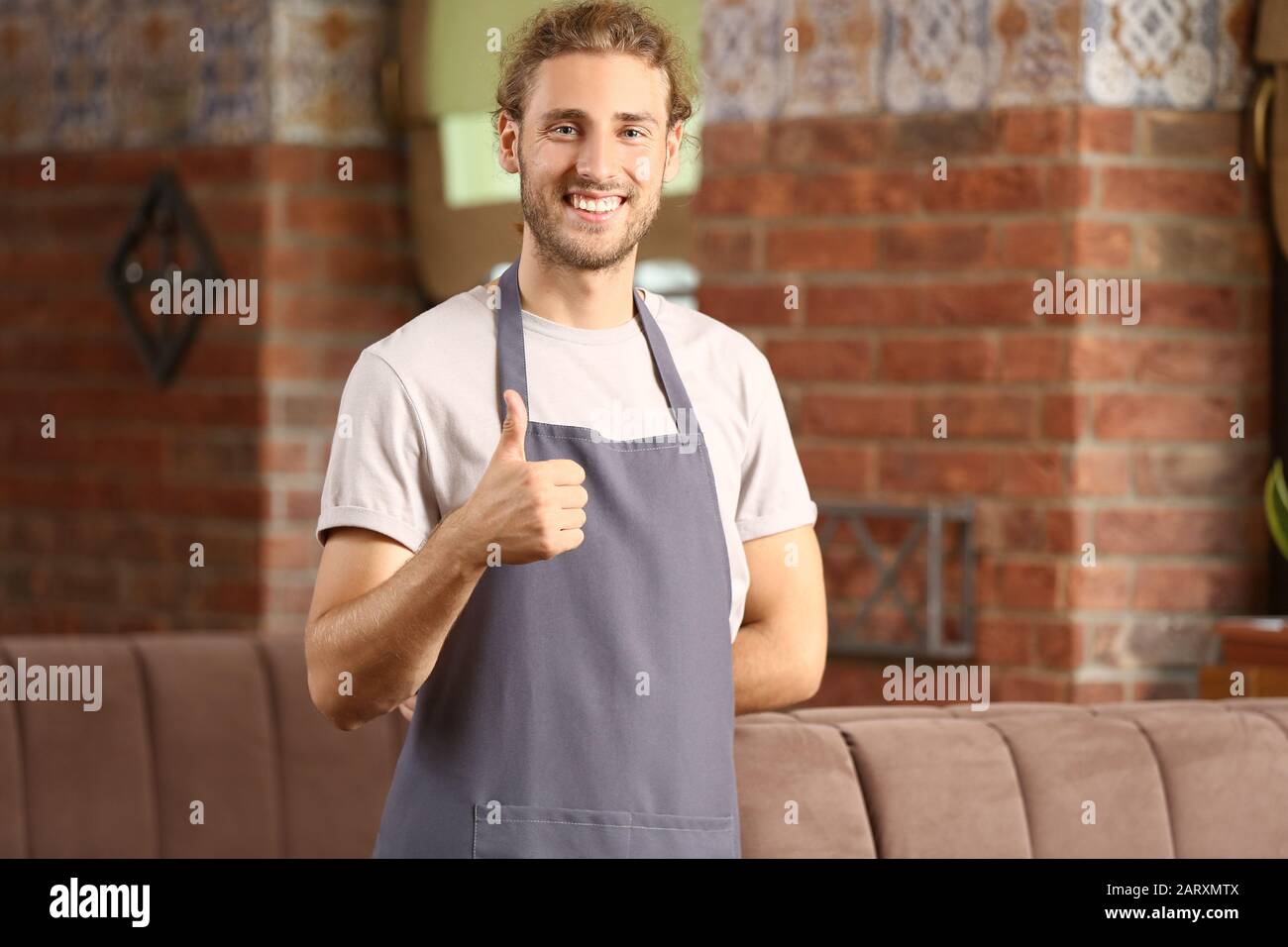 Waiter and gesture hi-res stock photography and images - Alamy