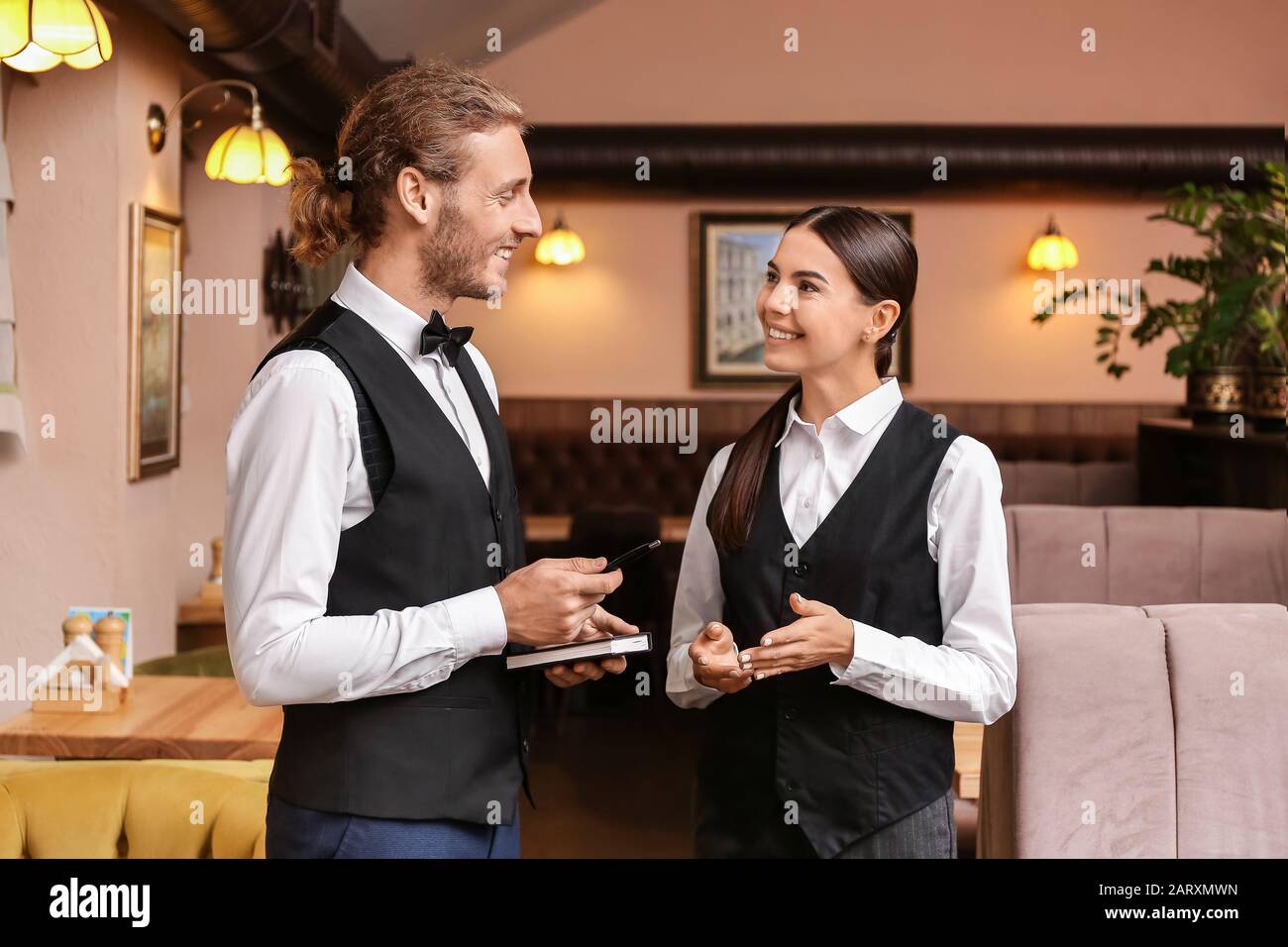 Waiters waitress hi-res stock photography and images - Alamy