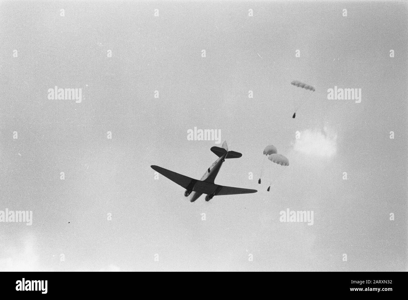 Aircraft drop aid parachute hi-res stock photography and images - Alamy