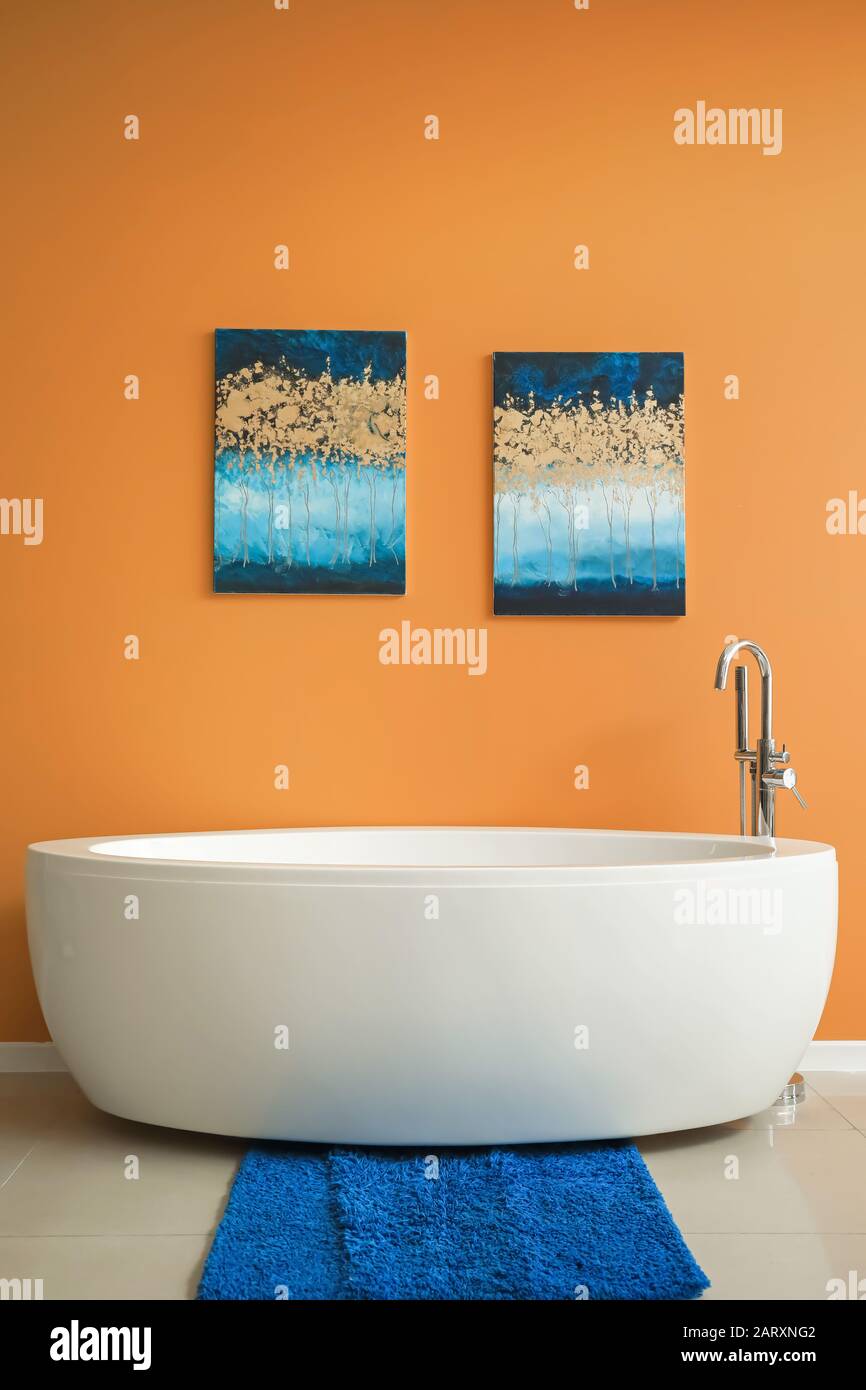 Interior of modern comfortable bathroom Stock Photo - Alamy