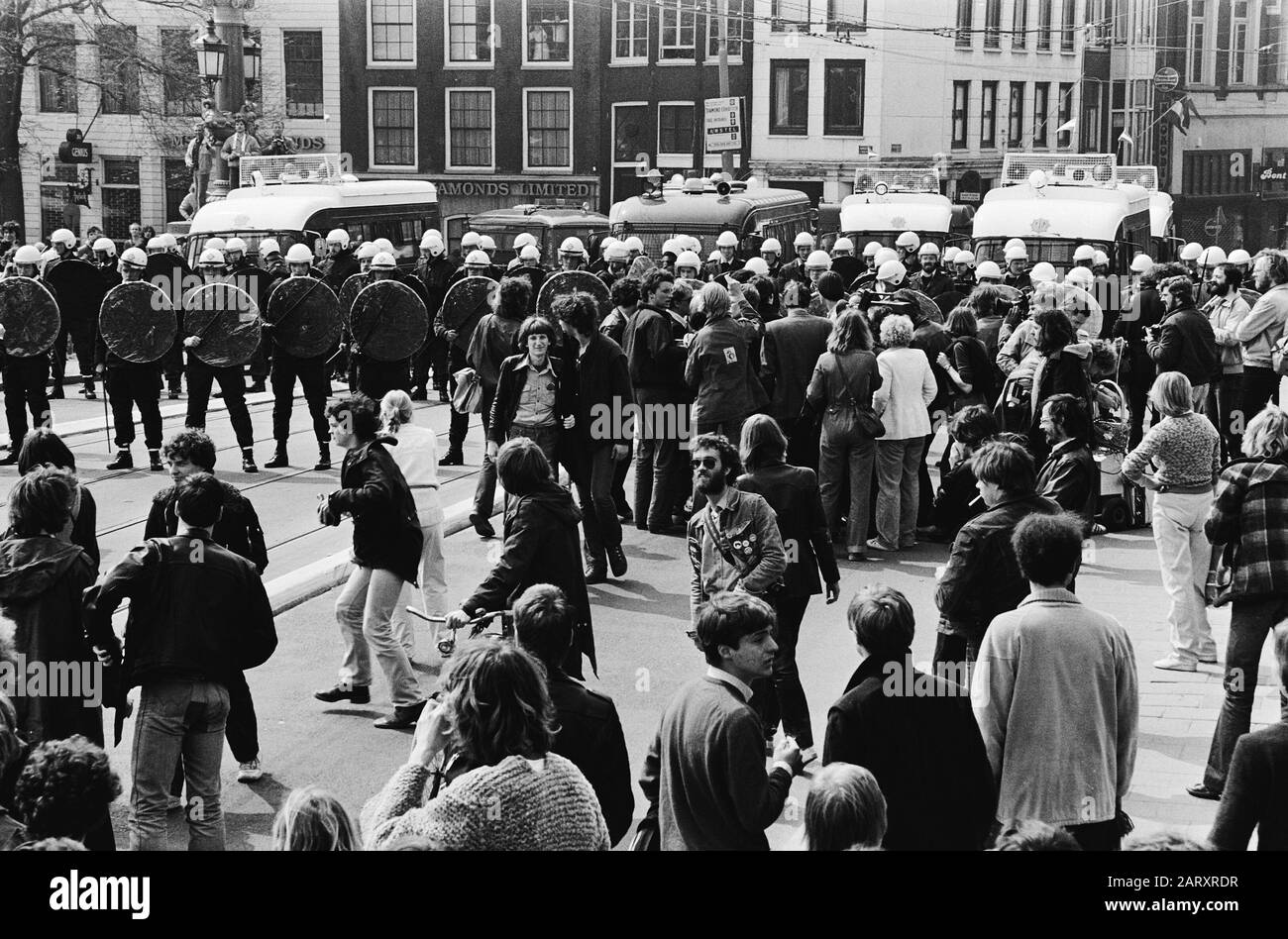 Throne change April 30, riots during Throne exchange smoke bomb ...