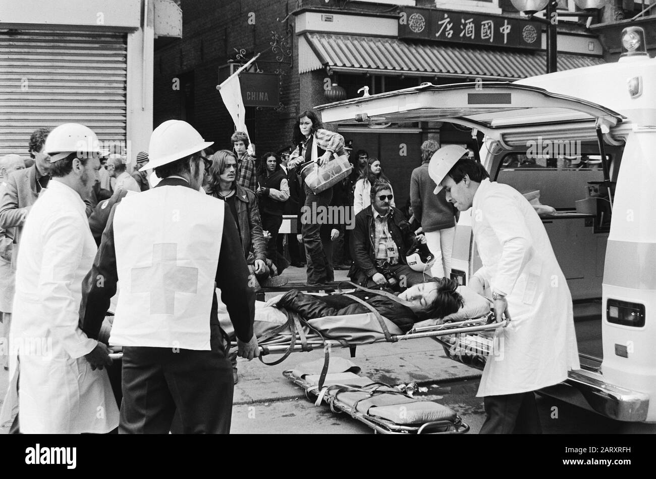 Throne change April 30, riots during Throne change smoke bomb exploded ...