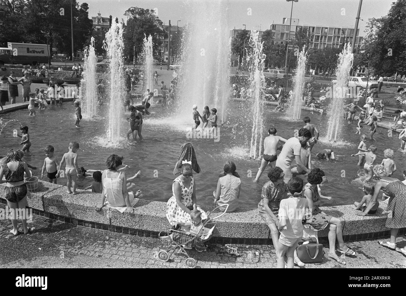 Tropical heat. Printing at fountain on Frederiksplein Date: July 1 ...