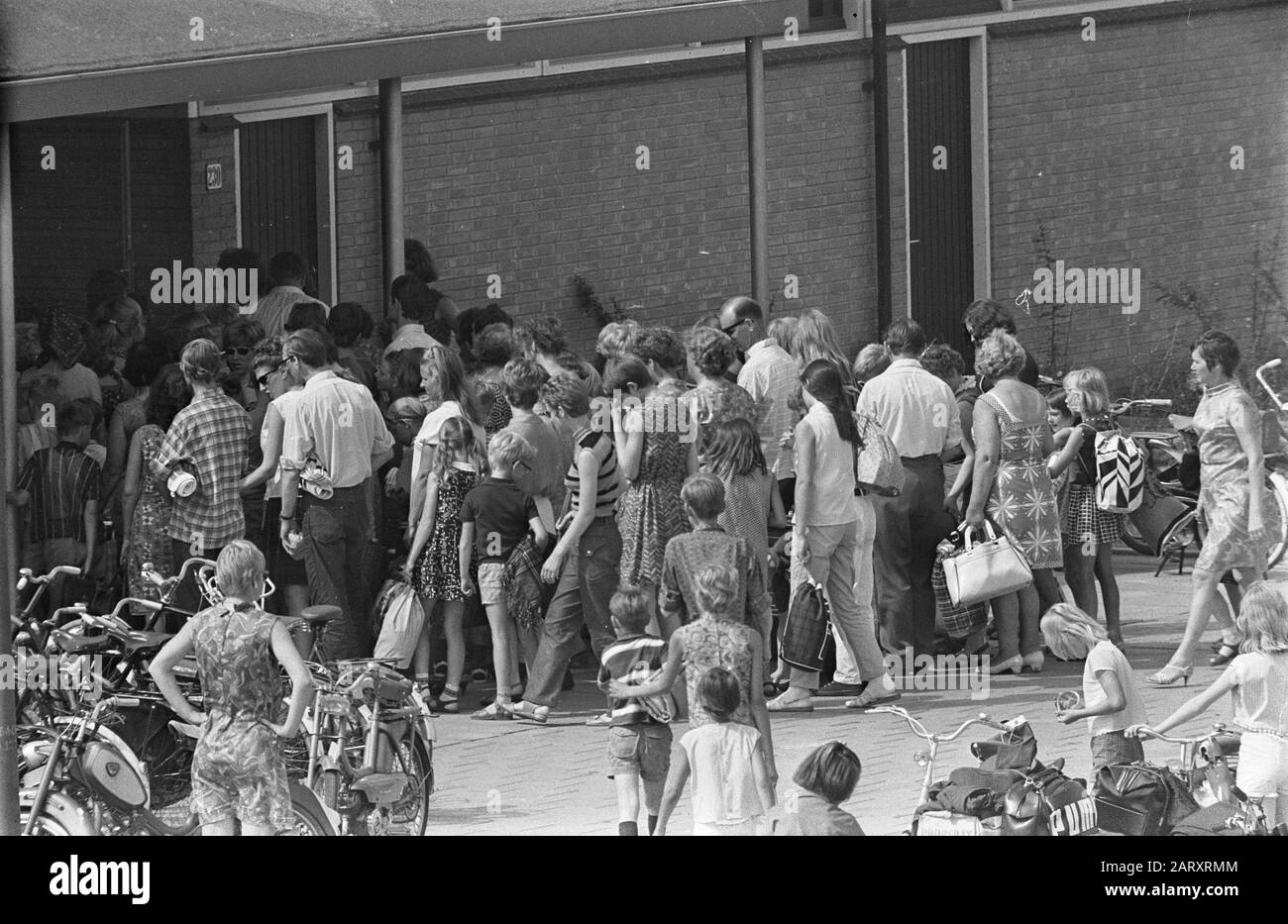 Tropical heat. Long row zwemlustigen for entrance Fleoparkbad Date ...