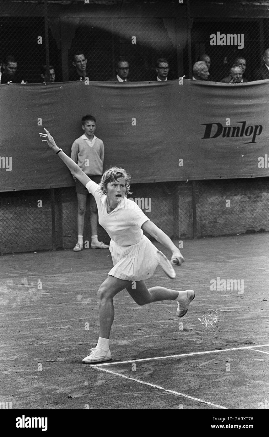 Professional womens tennis action Black and White Stock Photos & Images ...