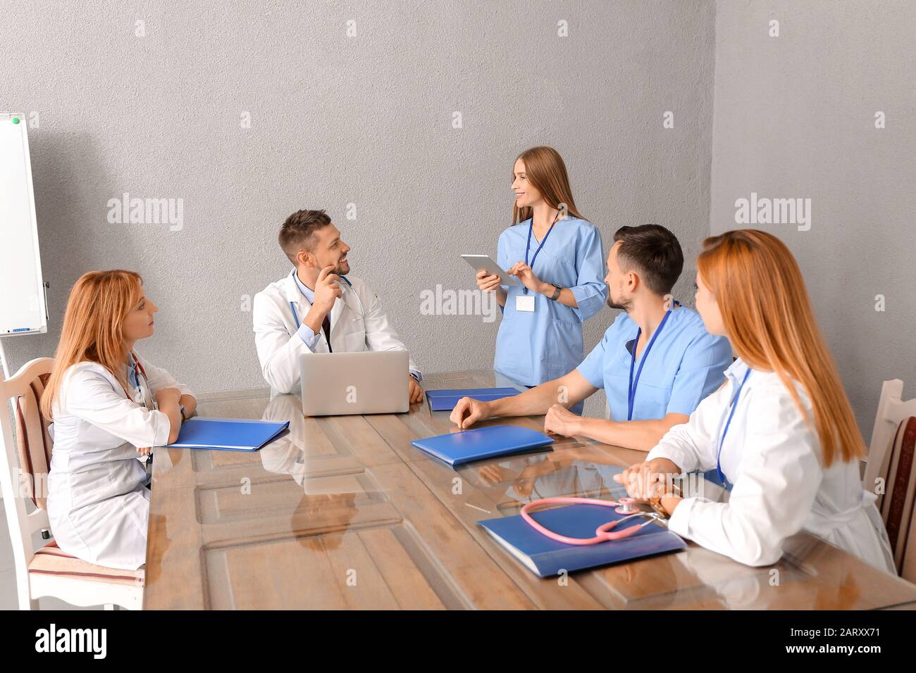 Team of doctors during meeting in clinic Stock Photo - Alamy