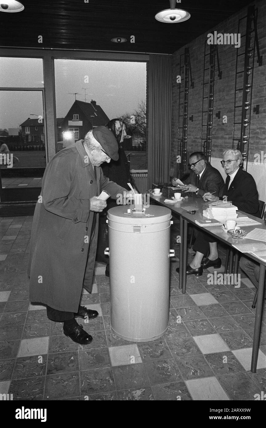 Municipal notes Black and White Stock Photos & Images - Alamy