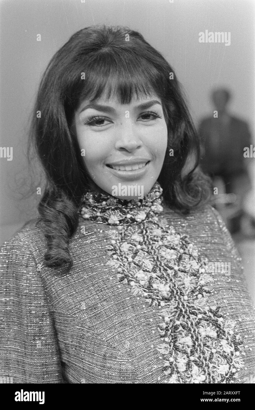 Wilma reading hi-res stock photography and images - Alamy