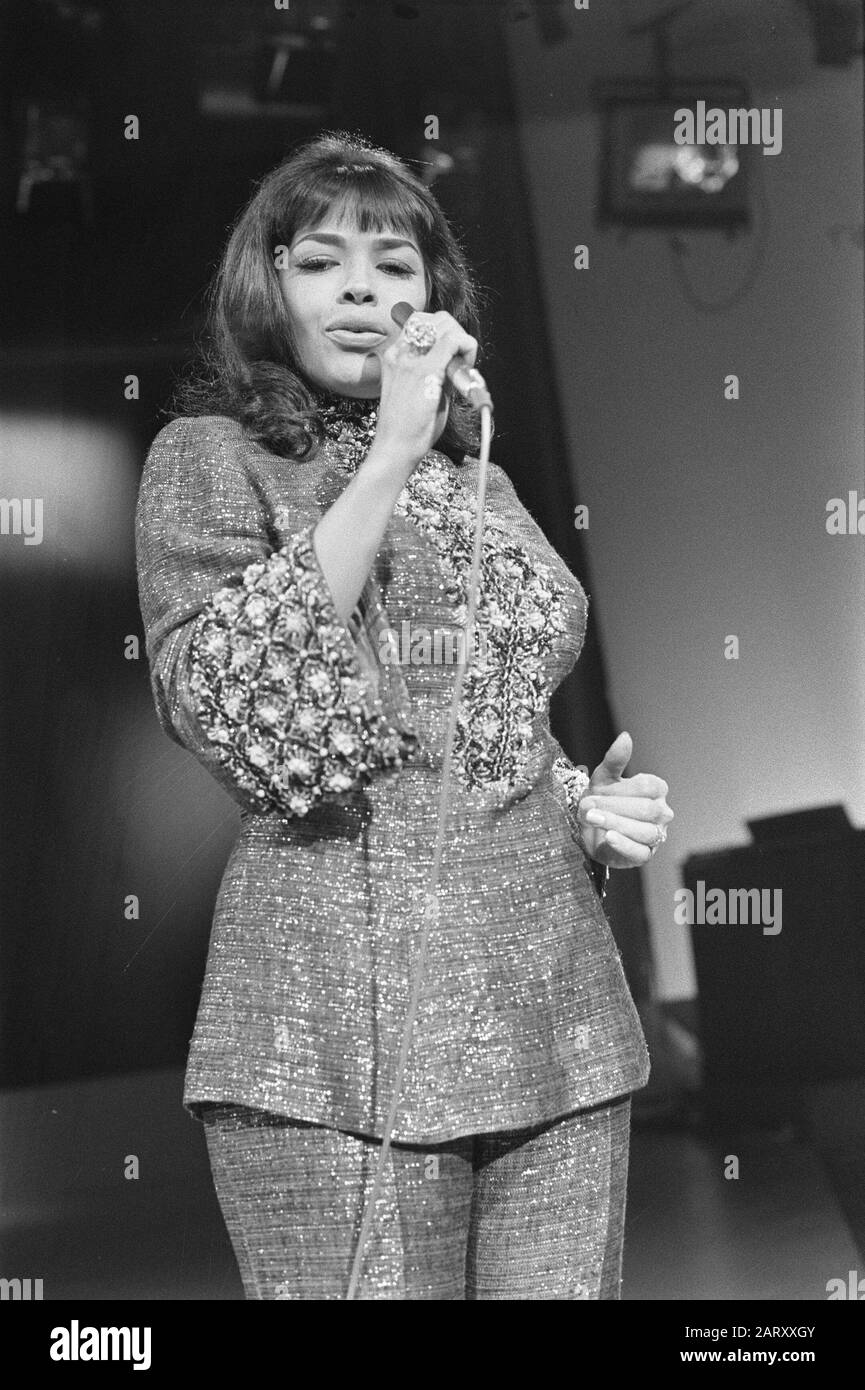 Wilma reading hi-res stock photography and images - Alamy