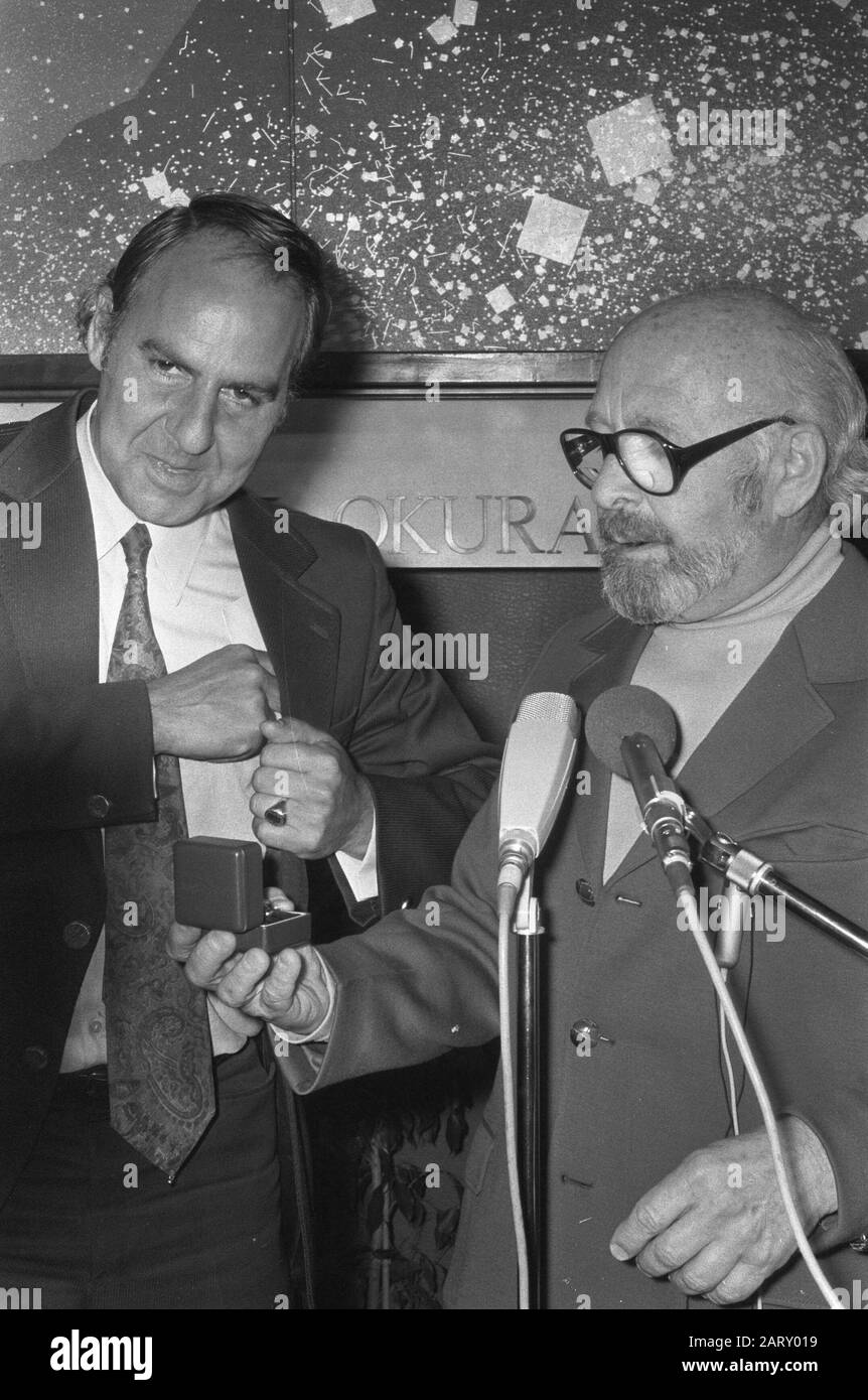 TV-ring for Willem Duys; Alexander Pola gives Duys the ring Date: May ...