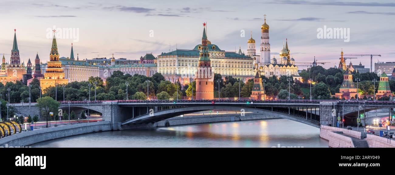 Moscow Kremlin at dusk, Russia. Panoramic view of the famous Moscow ...
