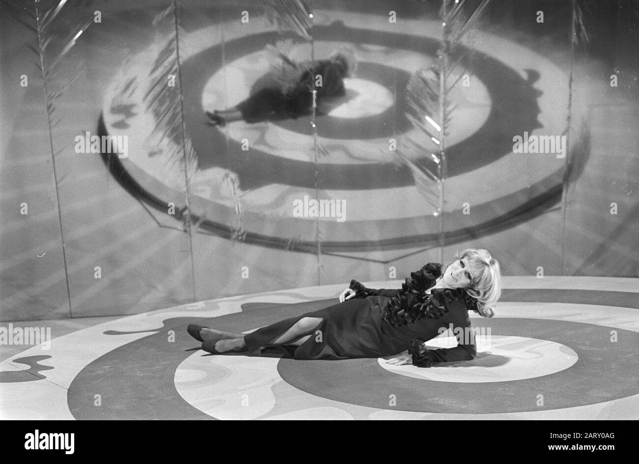 TV show around Hildegard Kref of KRO; H. Knef during recordings Date ...