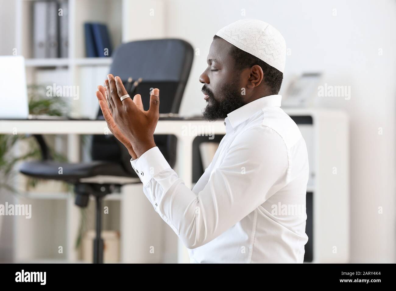 African muslim adult male praying hi-res stock photography and images ...