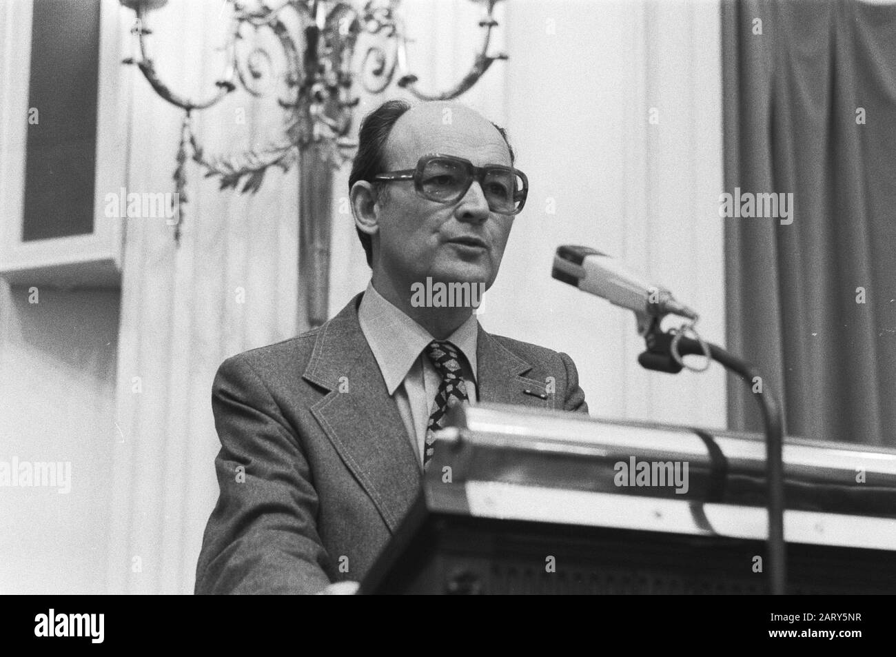 Second Chamber, general considerations; Aantjes aan het het woord ...