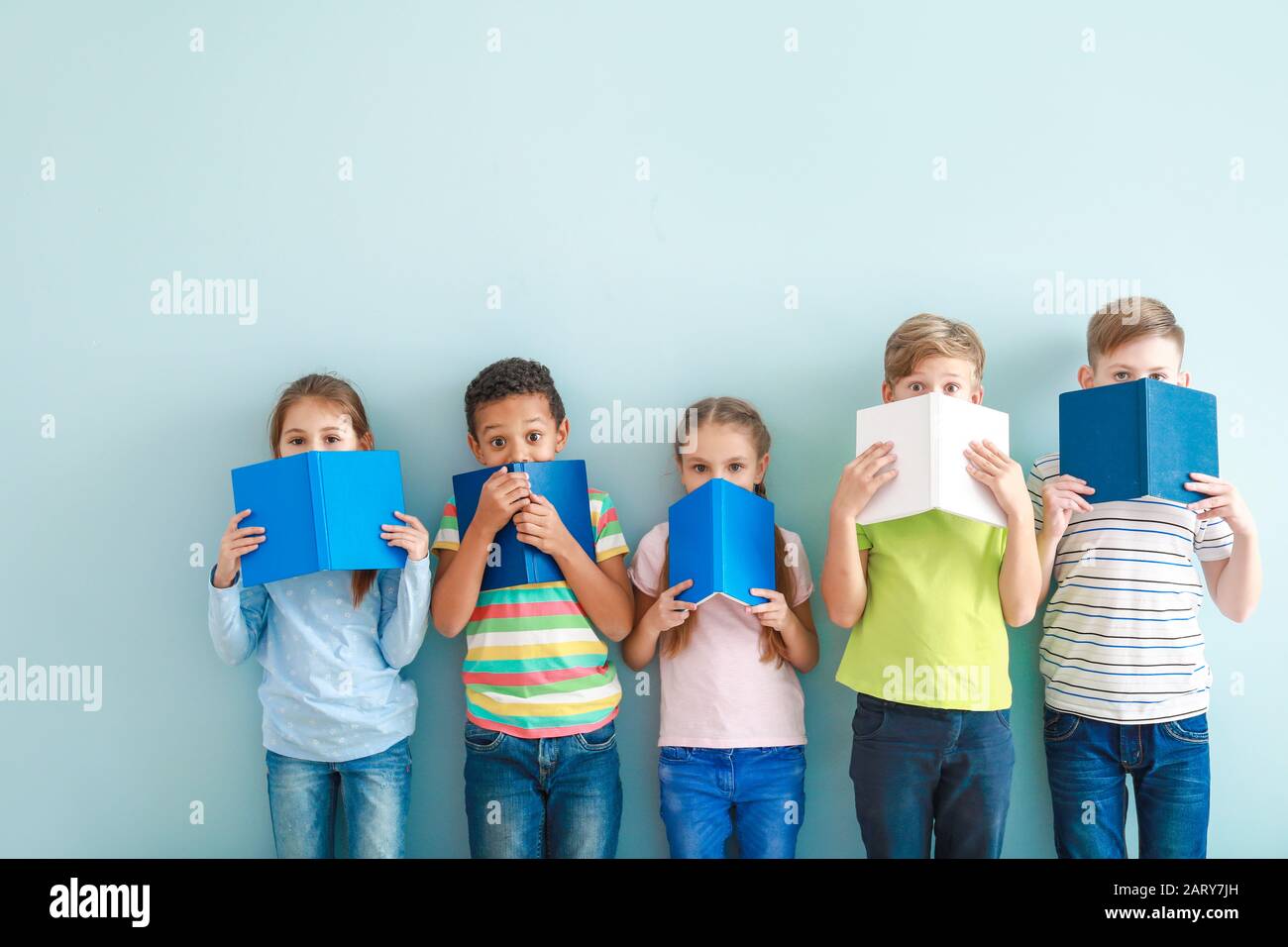 Children surprised reading hi-res stock photography and images - Alamy