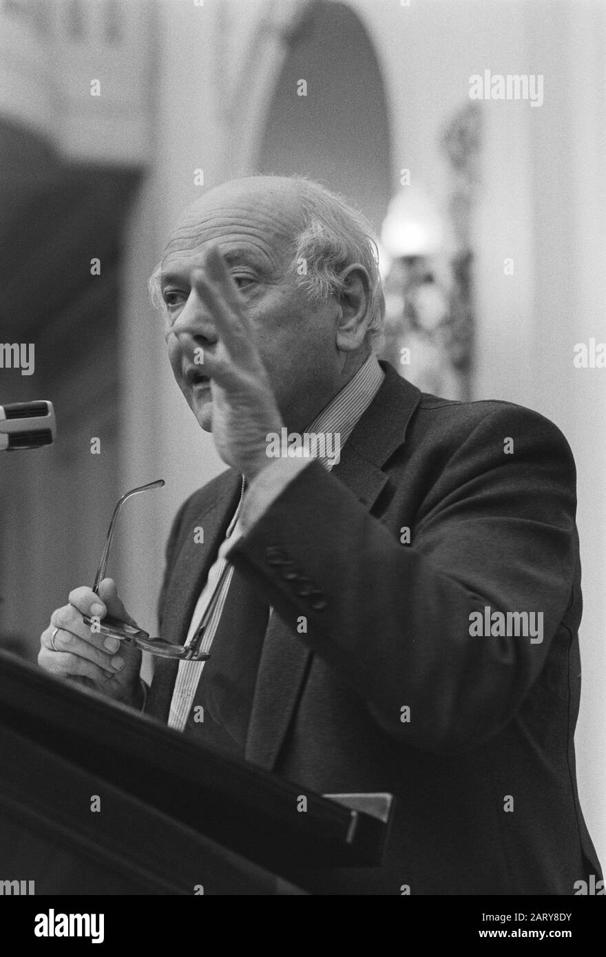 Second Chamber, debate on supply submarines to Taiwan, Den Uyl behind ...