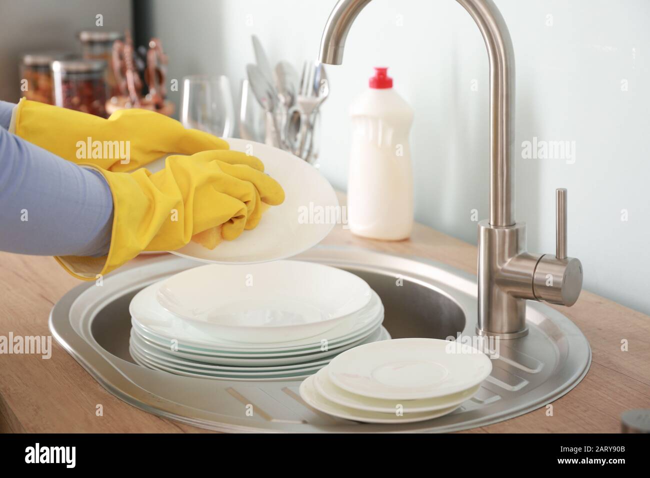 Woman sink washing up cutlery hi-res stock photography and images - Alamy