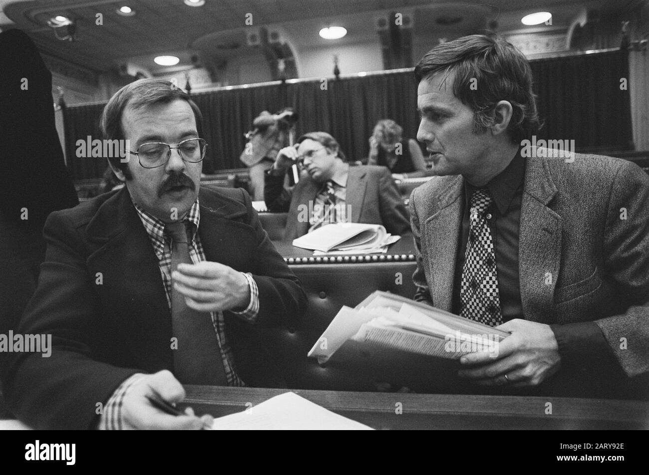 Second Chamber, defense; Relus ter Beek (left) with Dankert Date: 20 ...