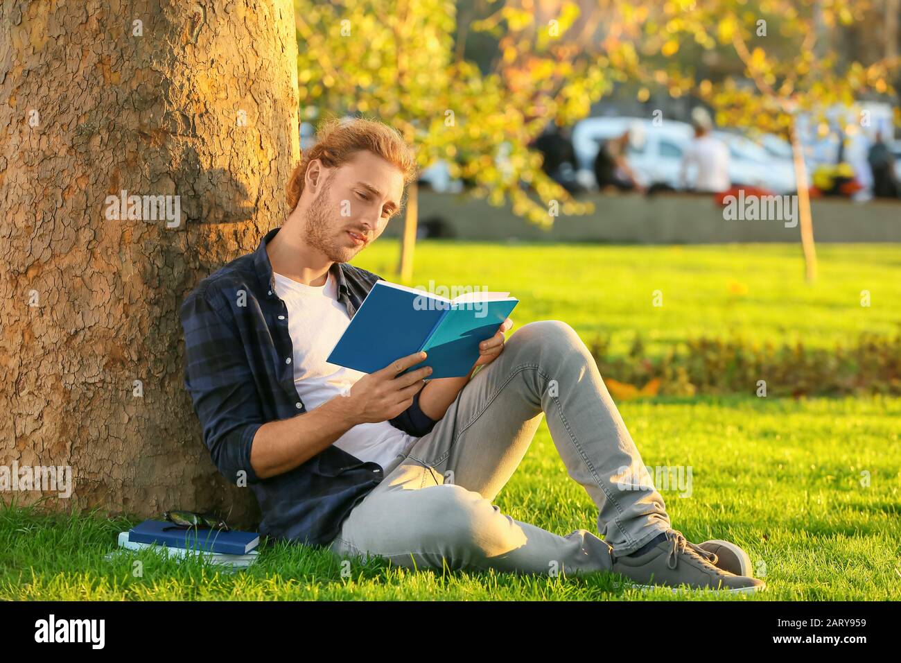 Man reading book hi-res stock photography and images - Alamy