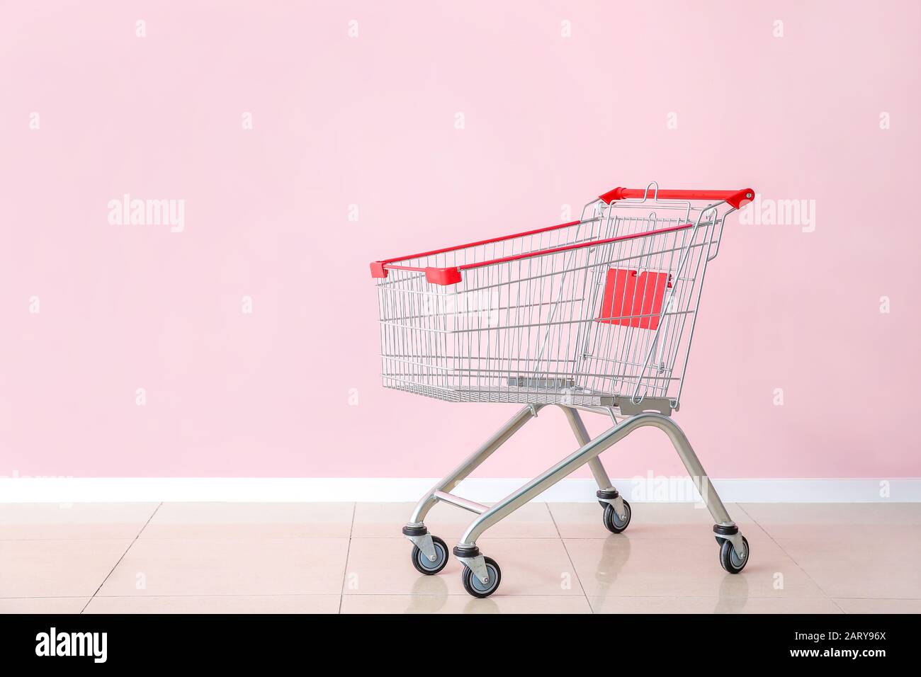 Empty shopping cart near supermarket hi-res stock photography and ...