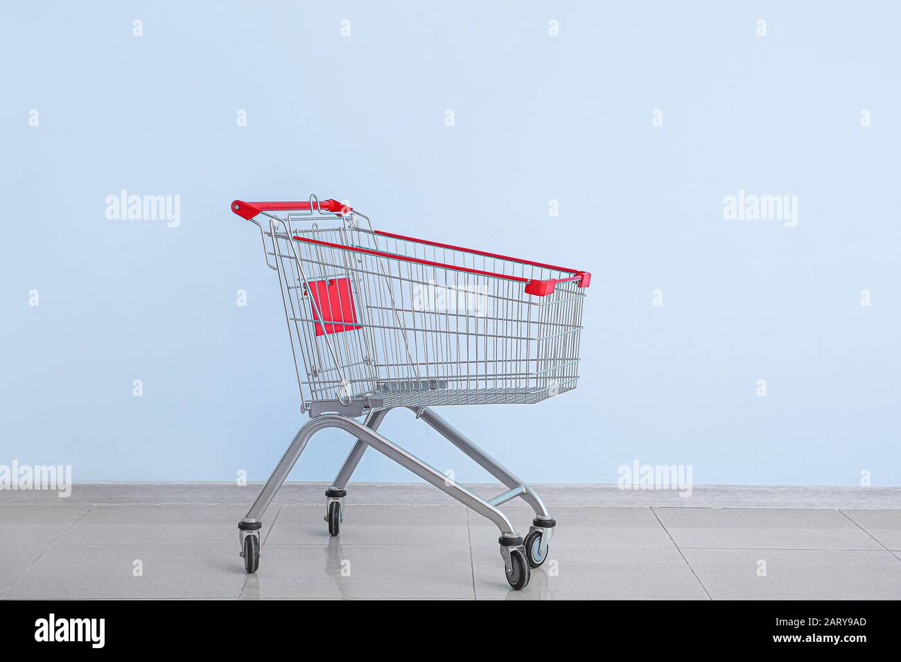 Empty shopping cart near supermarket hi-res stock photography and ...