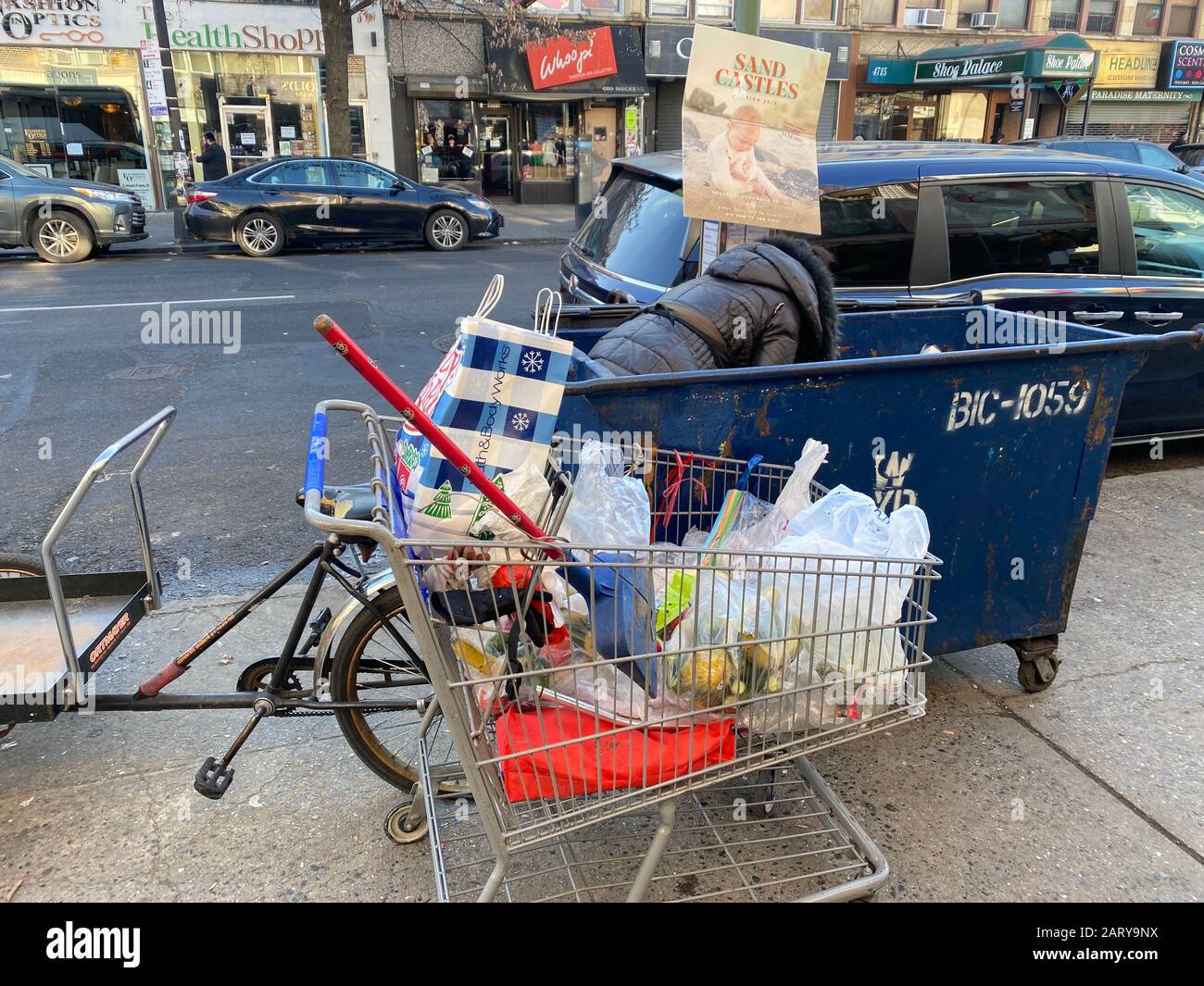 Dumpster diving hi-res stock photography and images - Alamy