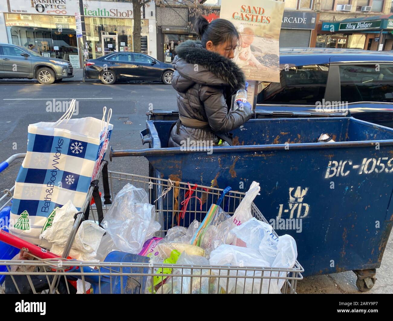 Dumpster diving hi-res stock photography and images - Alamy