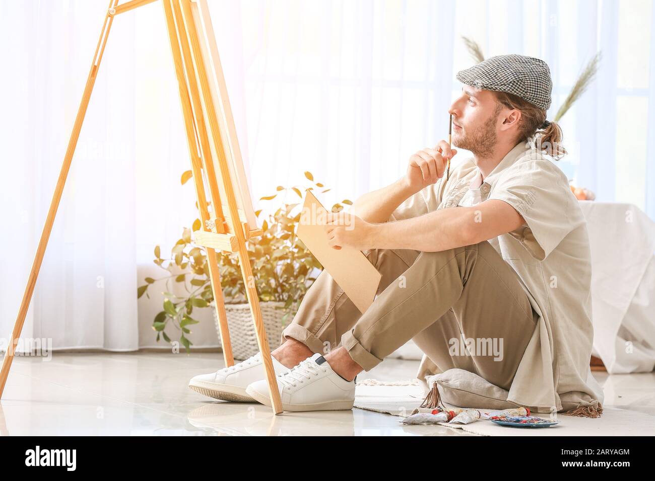 Artist working in studio hi-res stock photography and images - Alamy