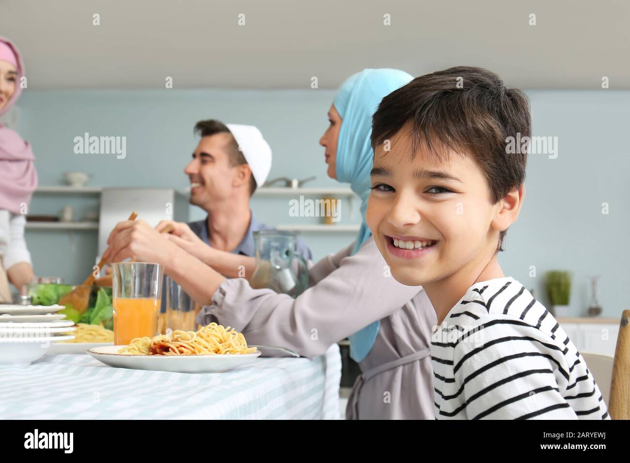 Muslim children eating hi-res stock photography and images - Alamy