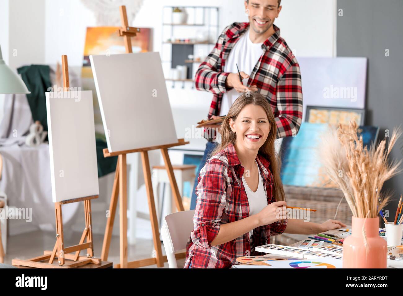 Couple in artists studio hi-res stock photography and images - Alamy