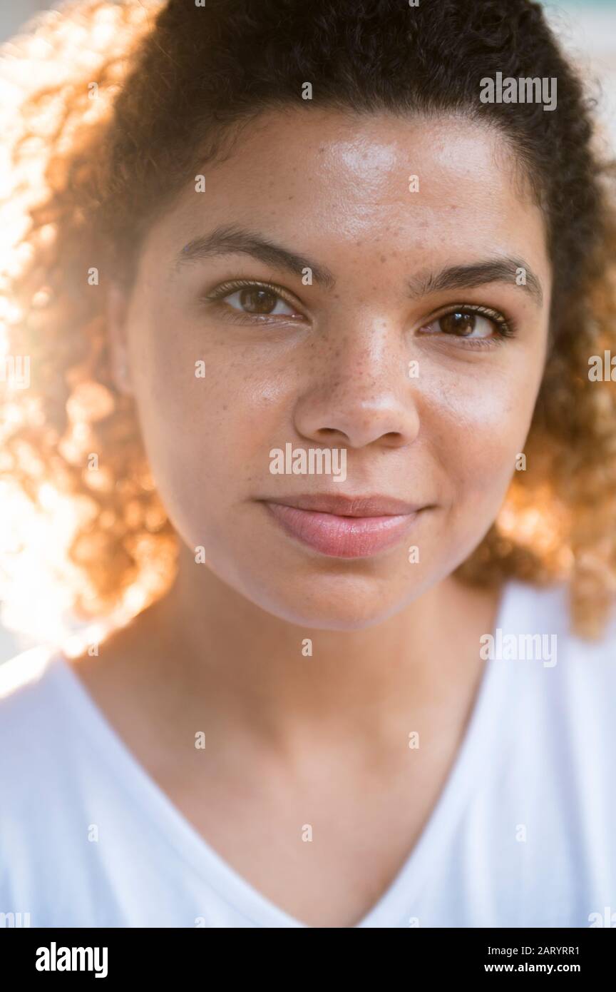 Curly hair women studio hi-res stock photography and images - Alamy