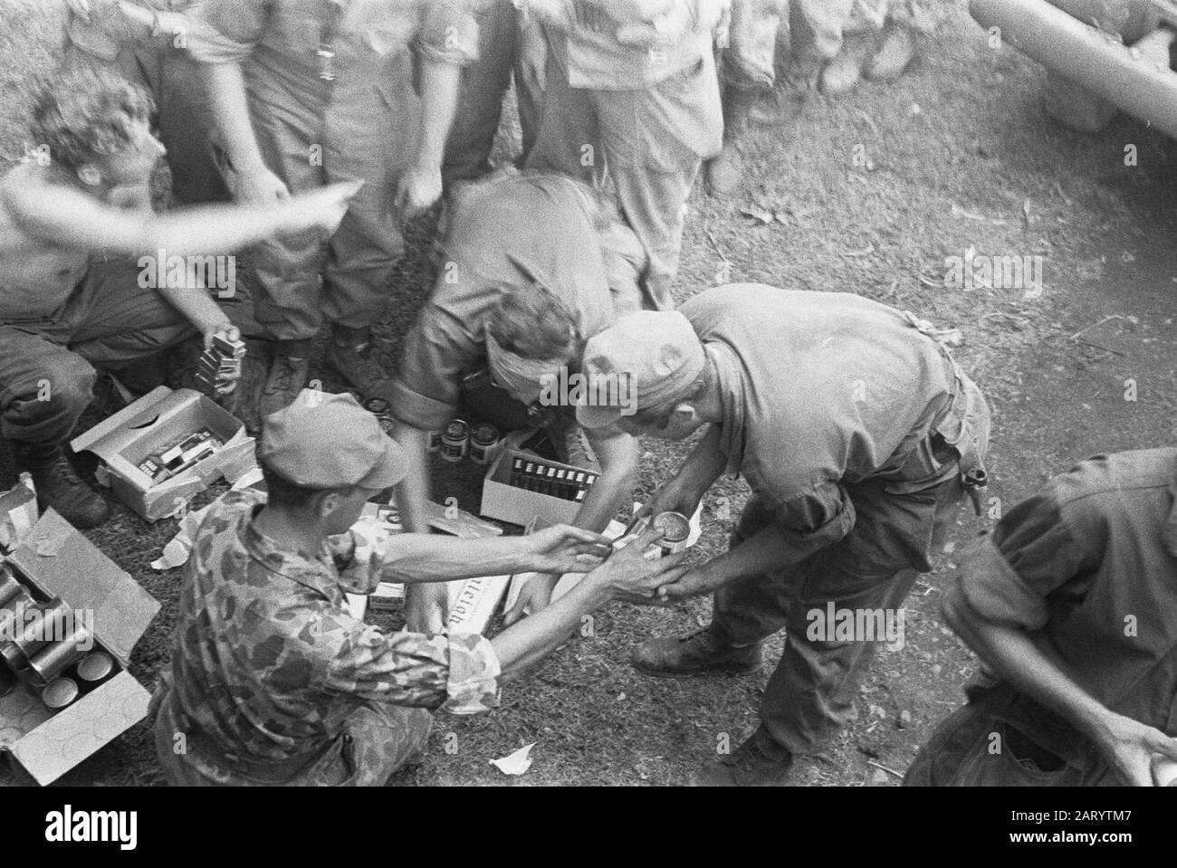 Occupation Tangerang [handing out provisions] Date: 28 May 1946 ...